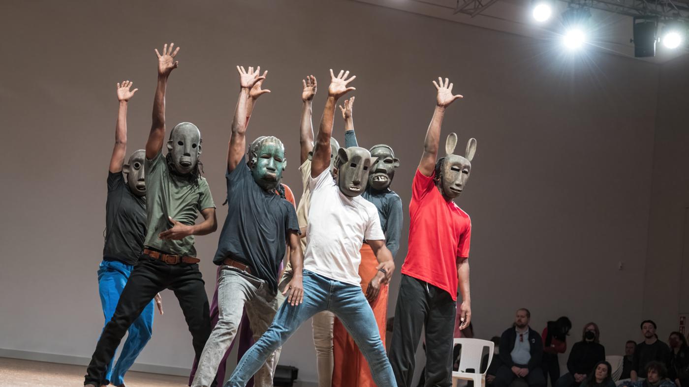 Die Performance „Vinyago“ im Humboldt-Forum: Kulturelles Erbe hinter Glas