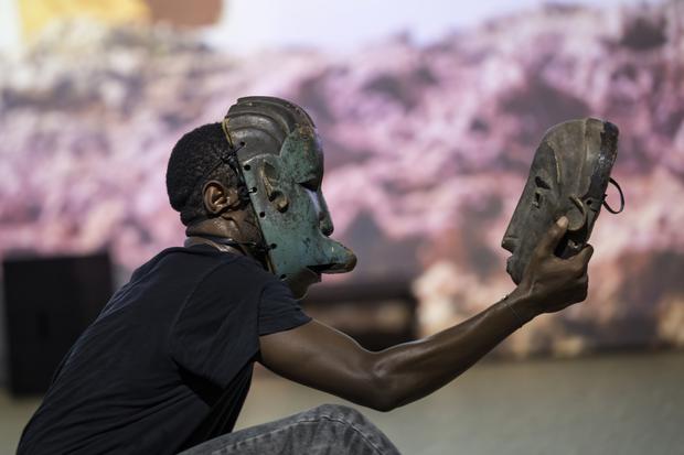 Die Performance „Vinyago“ im Humboldt-Forum: Kulturelles Erbe hinter Glas