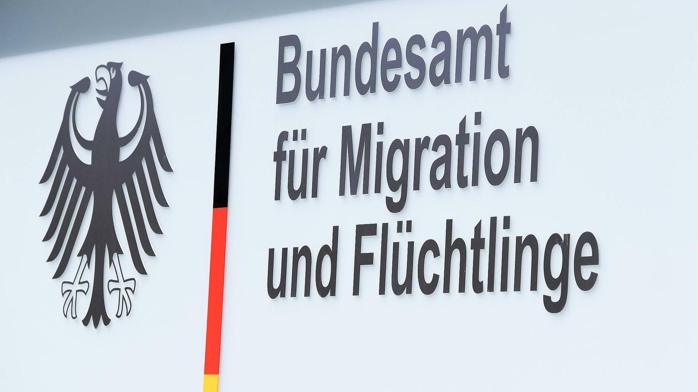 Behinderung von Abschiebungen: Bamf-Chef greift Flüchtlingshelfer an