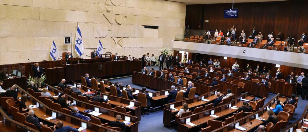 Neuwahlen erst einmal abgewendet: Israels Parlament verabschiedet ...