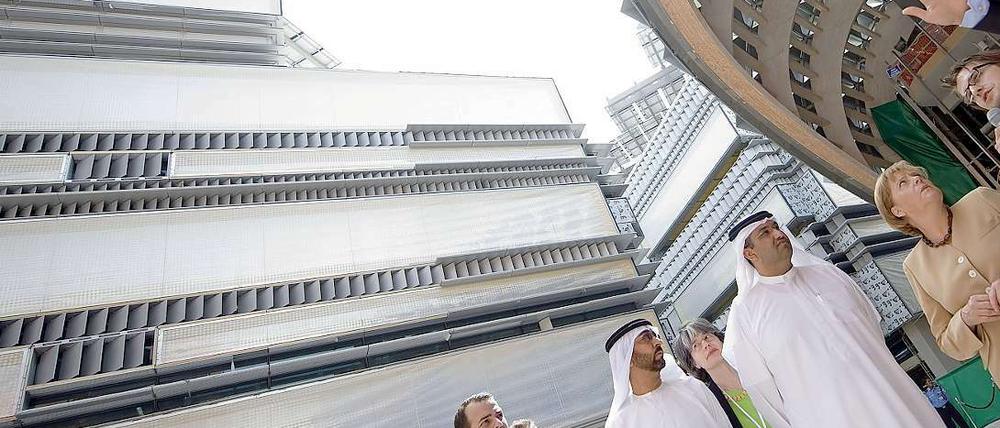 Abu Dhabi: Merkel besichtigt Ökostadt