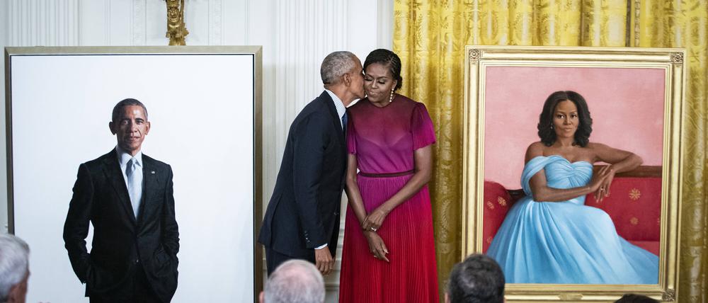 Trump hatte es ihnen verweigert: Barack und Michelle Obama enthüllen Porträts im Weißen Haus