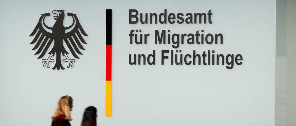 Behörde will auf neuen Lagebericht warten: Bamf setzt Entscheidungen ...