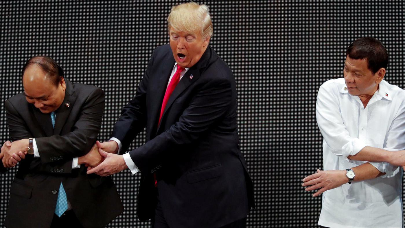 Asean-Gipfel auf den Philippinen: Trump verhakelt sich beim Handschlag