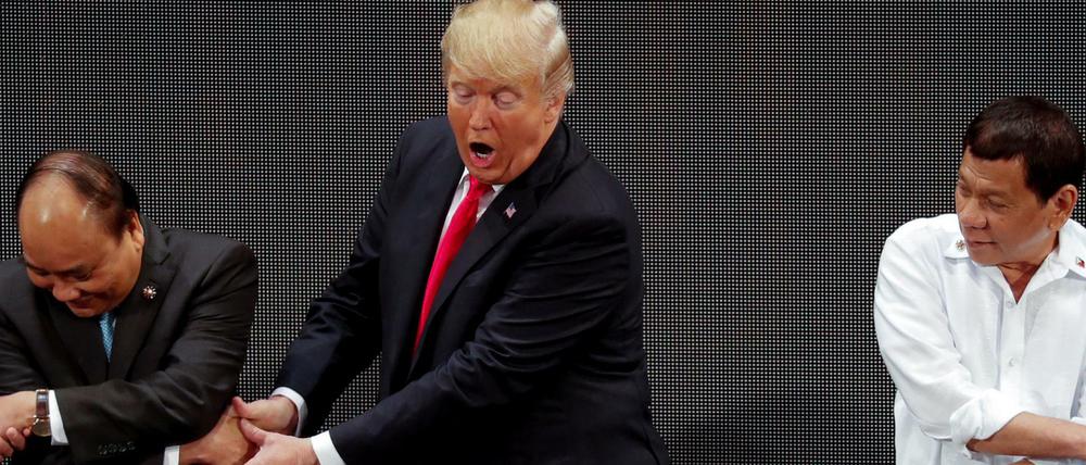 Asean-Gipfel auf den Philippinen: Trump verhakelt sich beim Handschlag