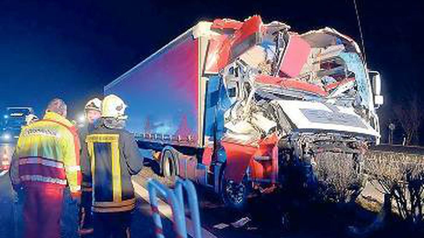 Potsdam-Mittelmark: Schwerer Unfall mit Neuwagen Zwei Lkw-Fahrer auf ...