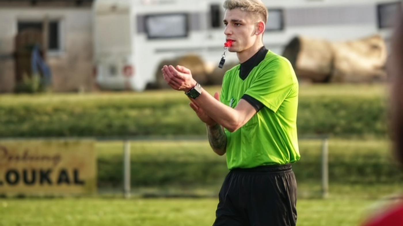 Schiedsrichter outet sich als bisexuell: Pascal Kaiser will queeren Menschen im Fußball ein ...