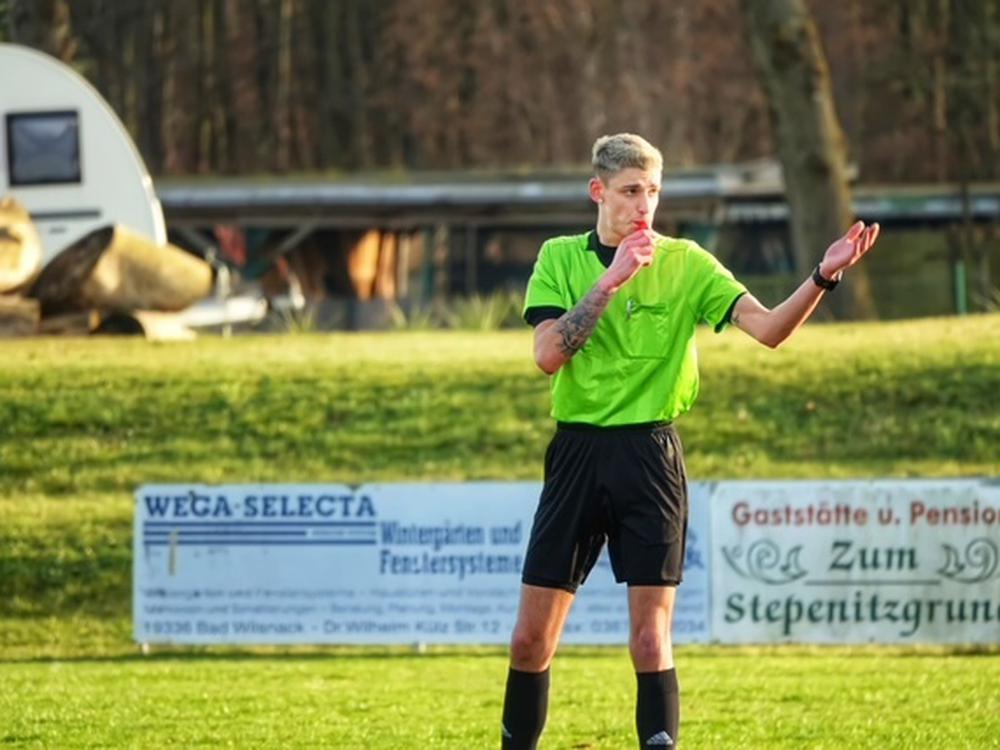 Schiedsrichter outet sich als bisexuell: Pascal Kaiser will queeren Menschen im Fußball ein ...