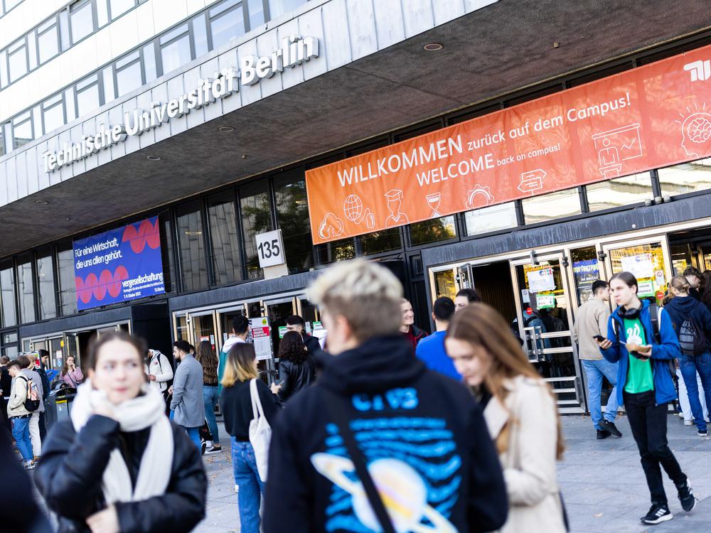 Warmtanzen für das Wintersemester: „Eine große Familie auf dem Weg ins Unbekannte“